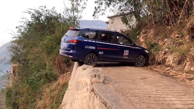 A Daredevil Driver Performs a Scary 26-Point Turn on Cliff Edge | WATCH ...